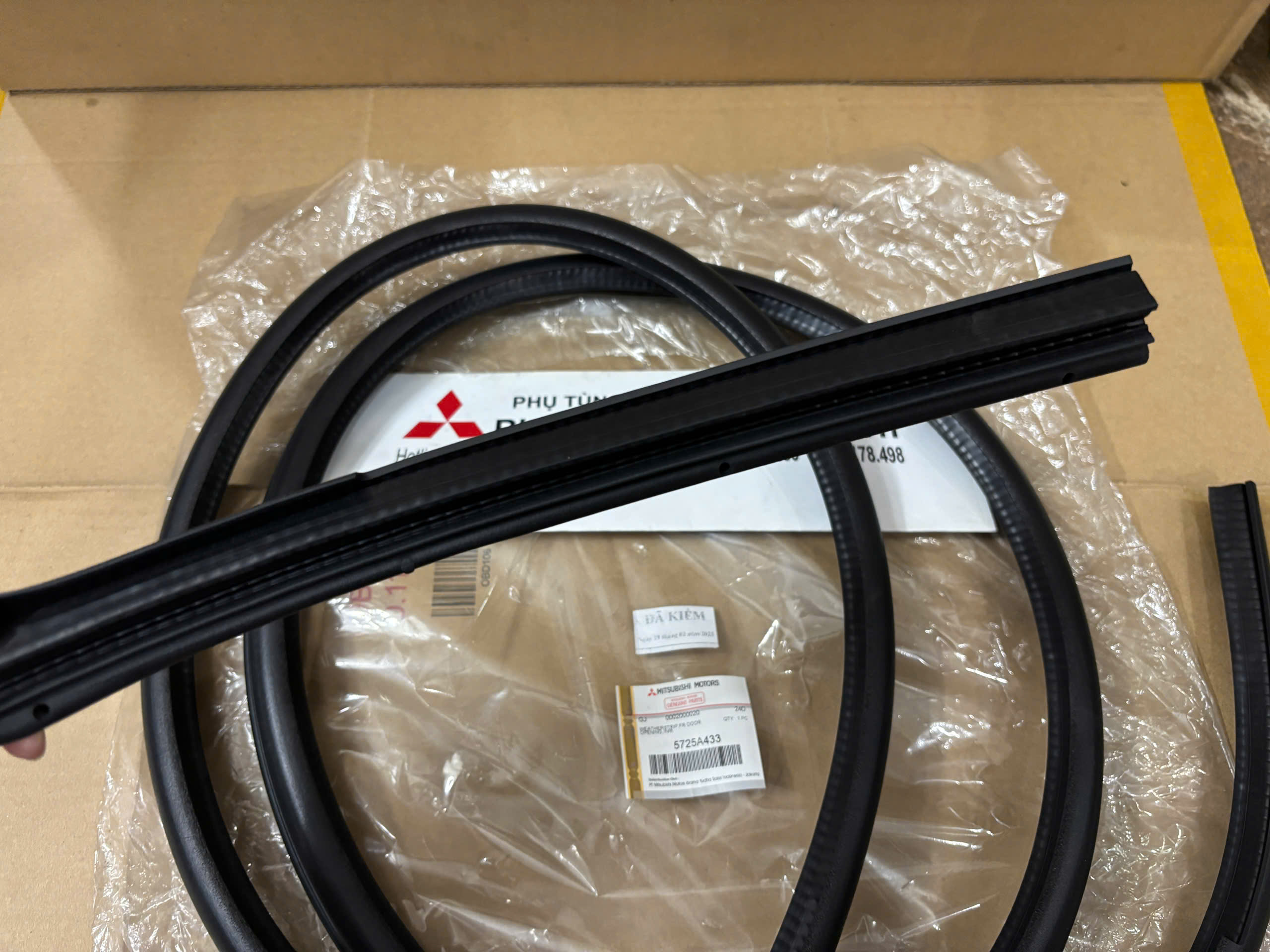 Gioăng khung cửa trước xe Mitsubishi Xpander